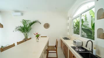 Villa, 3 quartos, piscina privativa | Cozinha privada | Uma cafeteira/bule, uma chaleira elétrica