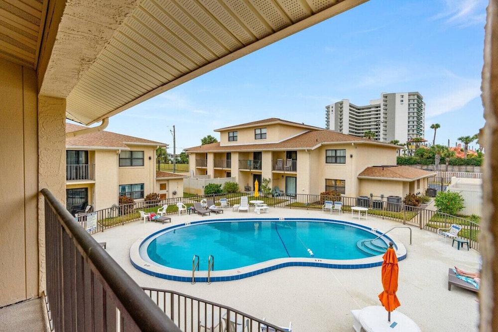 Island Time Oasis Pool Walk To Beach & Balcony - Daytona Beach