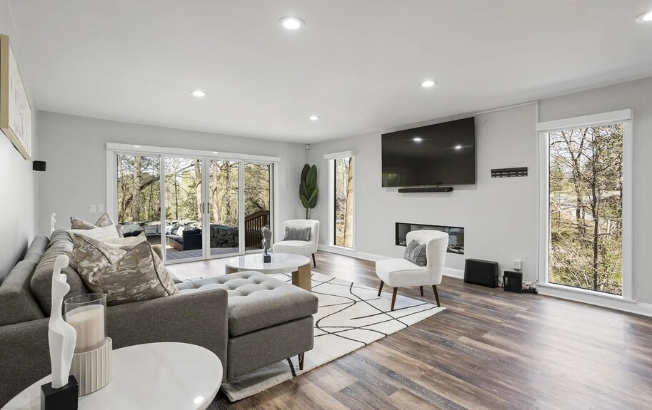 Rustic Mountain Escape In The Heart Of Buckhead With Hot Tub And 3 Spacious Deck - Atlanta, GA