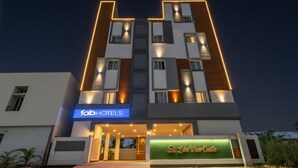 Fachada moderna de hotel com um letreiro 'fabHOTELS' em destaque, uma placa 'Lake View Castle' e uma entrada bem iluminada.