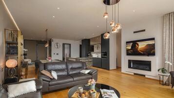 Villa Familiar, 3 quartos, 2 casas de banho (Villa Miracle) | Sala de estar | TV de ecrã plano, aparelhagem