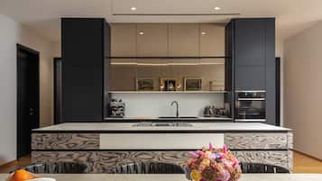 Villa Familiar, vários quartos, 2 casas de banho (Villa Miracle) | Cozinha privada | Um frigorífico, um micro-ondas, um forno, uma placa de cozinha