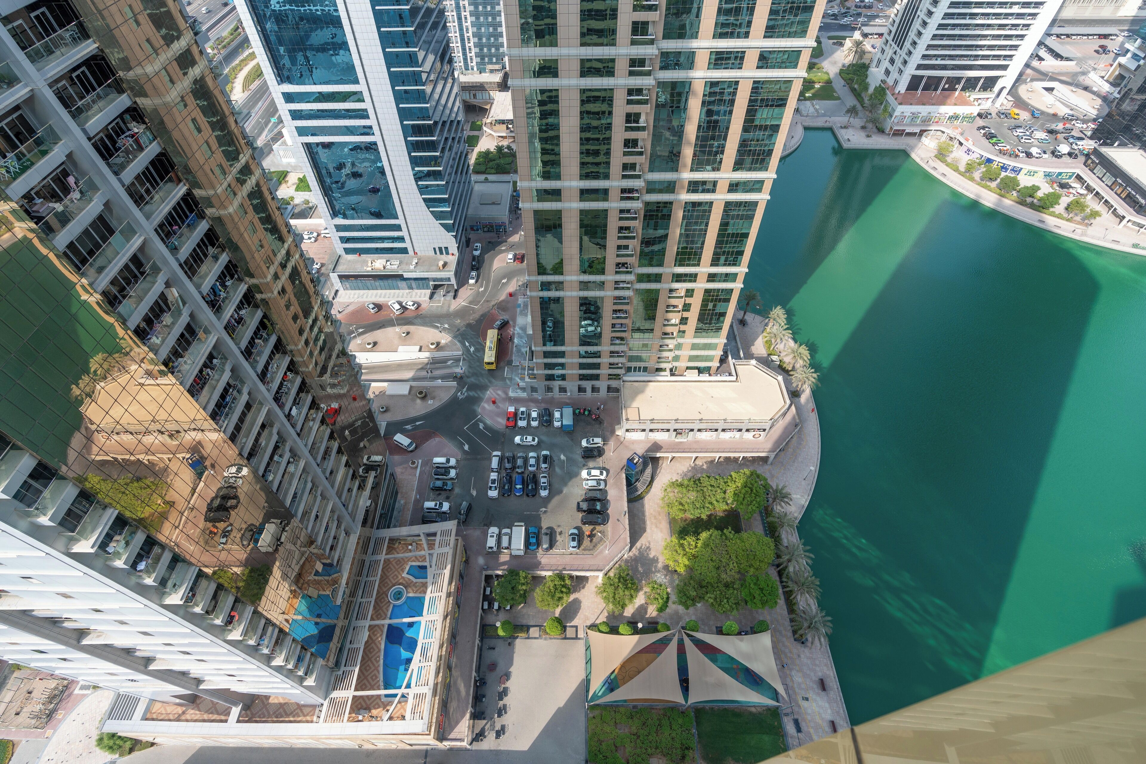 Berços grátis, Wi-Fi de cortesia, roupa de cama