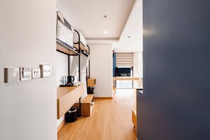 Quarto Premium | Minibar, cofre no quarto, cortinas/cortinados opacos 