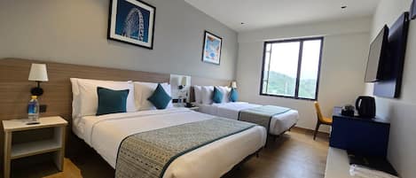 Quarto quádruplo família | Escrivaninha, Wi-Fi de cortesia