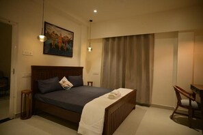 Apartamento executivo, sacada, vista parcial para o lago | Cofres nos quartos, espaço de trabalho para notebook, cortinas blackout