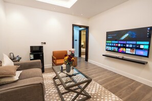 Suíte família, vista para a cidade | Área de estar