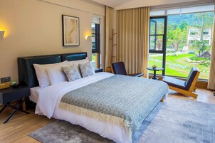 Quarto casal sênior, vista para o pátio | Roupas de cama premium, edredons de pluma, escrivaninha