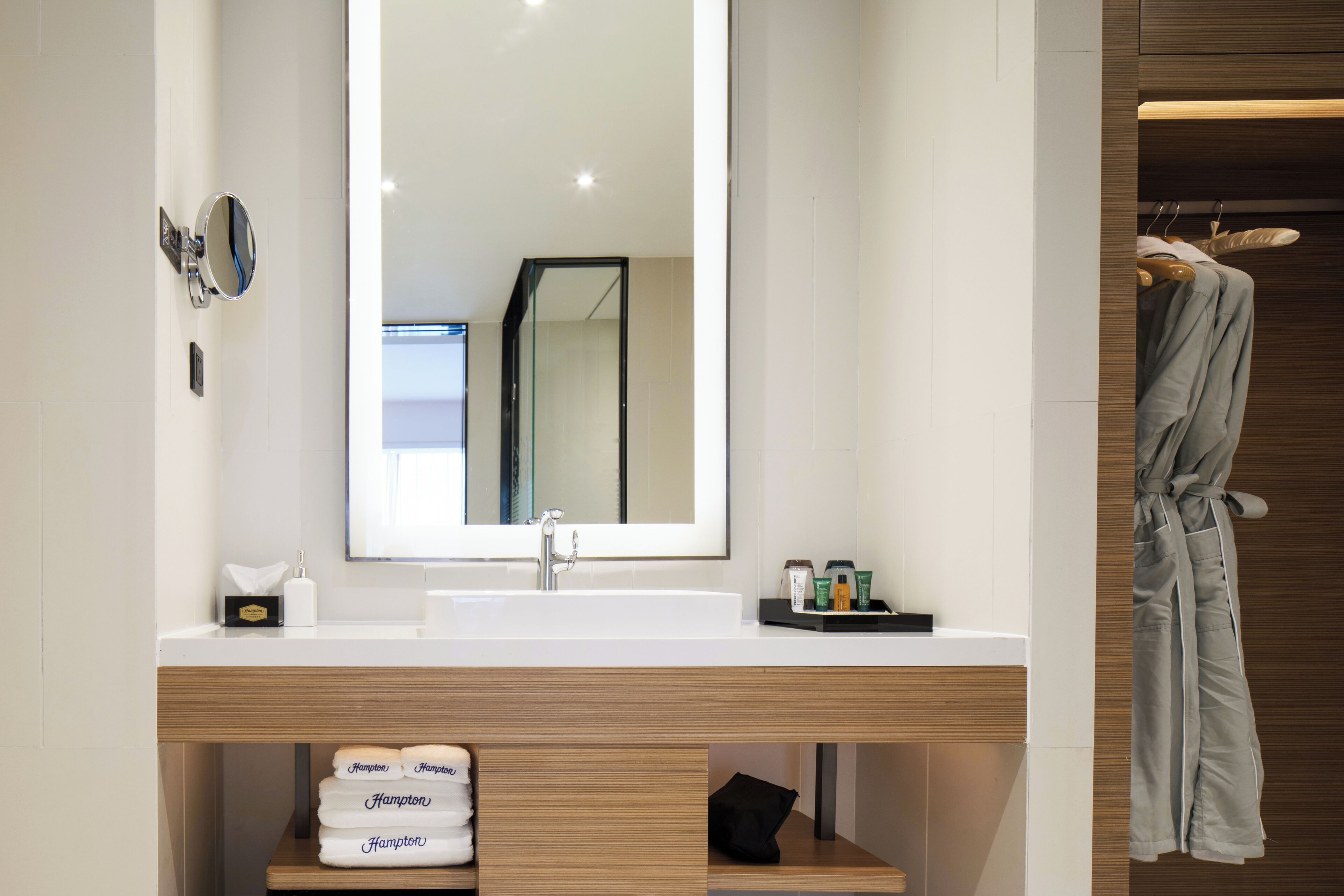 Quarto Individual, 1 cama queen-size, Vista para a cidade | Casa de banho | Artigos de higiene pessoal grátis, um secador de cabelo, chinelos 