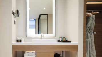 Quarto Individual, 1 cama queen-size, Vista para a cidade | Casa de banho | Artigos de higiene pessoal grátis, um secador de cabelo, chinelos