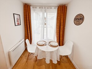 Quarto Duplo Comfort, pátio | Restaurantes