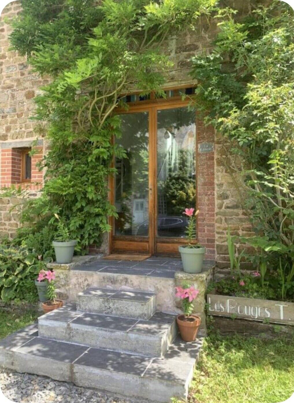 Casa luxo, vista para o jardim | Detalhe da fachada