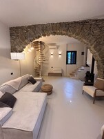 Villa, 2 quartos, terraço, vista para o mar | Sala de estar | Televisor de ecrã plano de 40 polegadas com canais digitais 