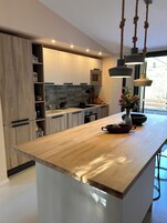 Vila, 2 quartos, terraço, vista para o mar | Cozinha privada | Máquina de café expresso, cafeteira/chaleira, chaleira elétrica