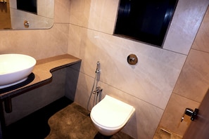 Quarto Executivo, vista para a montanha | Casa de banho | Um polibã, um secador de cabelo, toalhas fornecidas, sabão