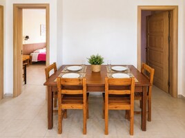 Apartamento, 2 quartos | Refeições no quarto
