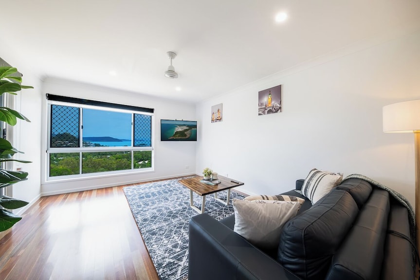 Relax In Cannonvale: 2 Bedroom Apartment With Ocean Views - Airlie Beach
