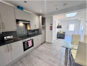 Quarto casal conforto, 1 cama King, banheiro privativo | Cozinha compartilhada | Geladeira grande, micro-ondas, fogão