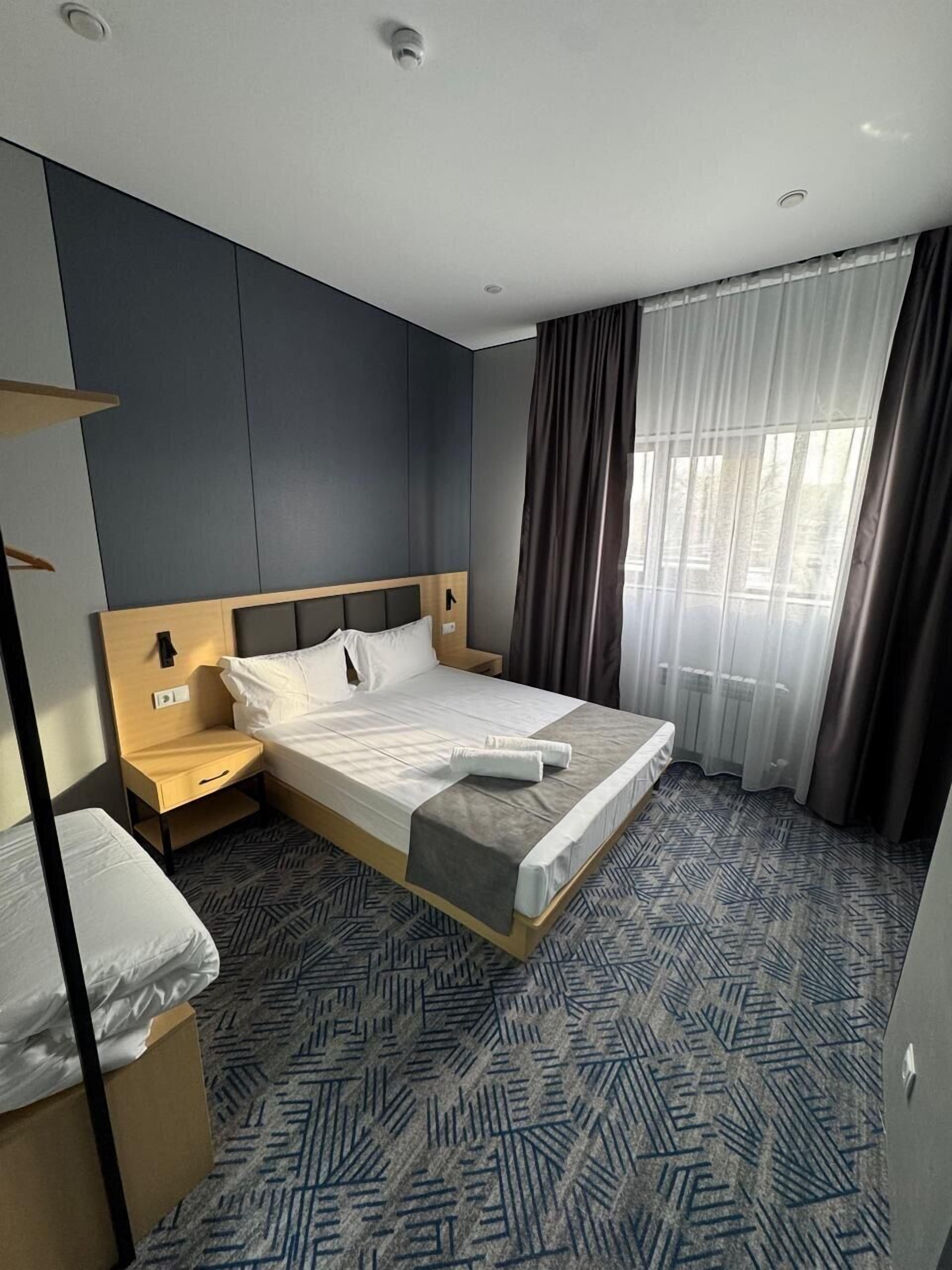 Quarto Duplo Comfort, Vista para a cidade | Secretária, secretária adequada para computadores portáteis 