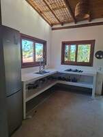 Apartamento família, varanda coberta, vista para o jardim | Cozinha privada | Refrigerador em uma área comum, micro-ondas em uma área comum