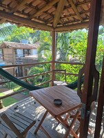 Apartamento Familiar, lanai (alpendre havaiano), vista para o jardim | Refeições ao ar livre