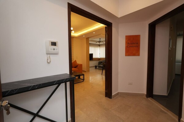 The Yellow Apartment Badaro 3 Bdrm 24 7 Electric - Beirut