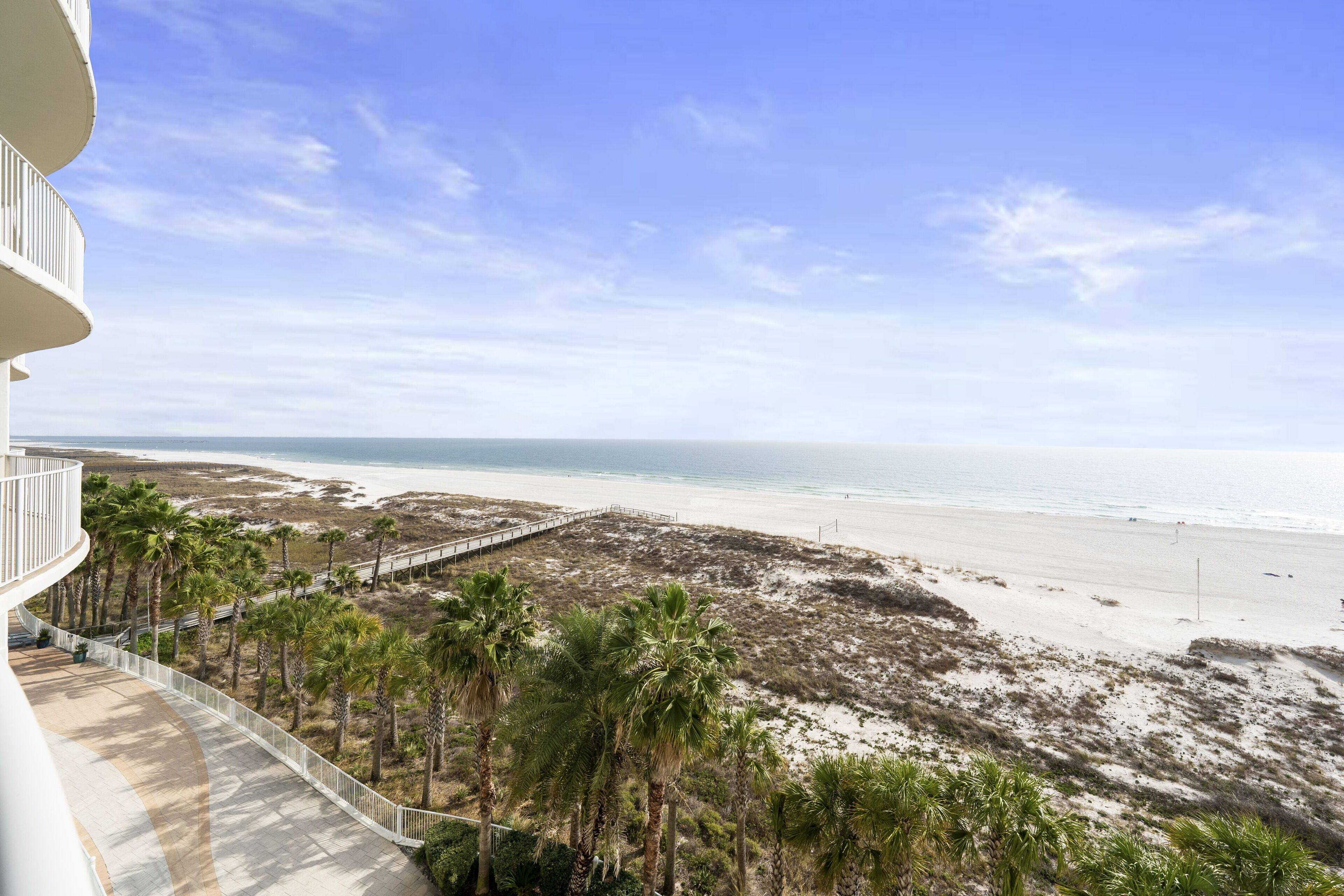 Condo com design assinado, 3 quartos, sacada, vista para a praia | Vista da sacada