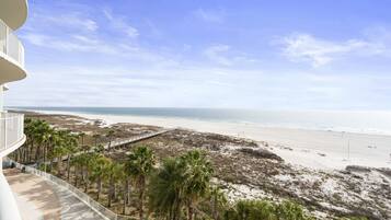 Apartamento Signature em Condomínio Fechado, 3 quartos, varanda, vista para a praia | Vista da varanda