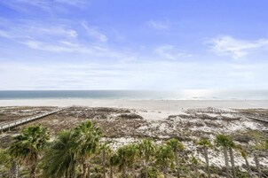 Apartamento Signature em Condomínio Fechado, 3 quartos, varanda, vista para a praia | Vista da varanda