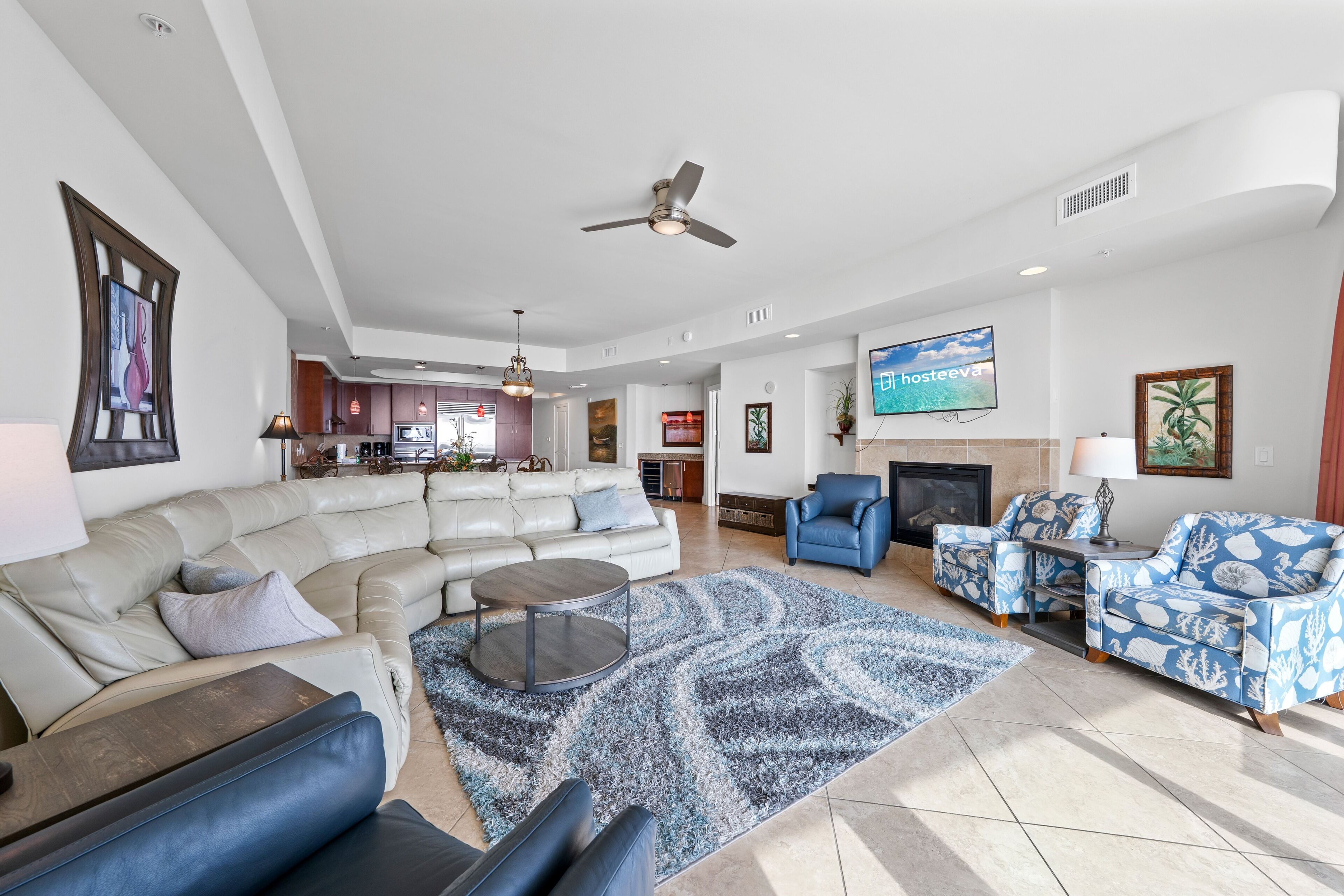 Condo com design assinado, 3 quartos, sacada, vista para a praia | Sala de estar | Smart TV 65 polegadas com canais via satélite