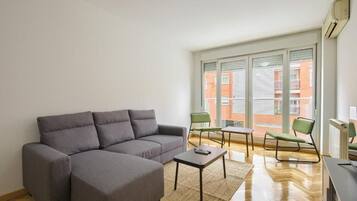 Apartamento Standard | Sala de estar | TV de ecrã plano