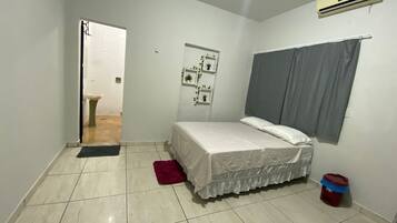 Quarto Básico | Cortinas/cortinados opacos, ferro/tábua de engomar, Wi-fi grátis