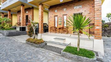 Quarto Duplo ou Twin Standard, vista para o jardim | Secretária, secretária adequada para computadores portáteis