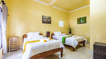 Quarto Duplo ou Twin Standard, vista para o jardim | Secretária, secretária adequada para computadores portáteis