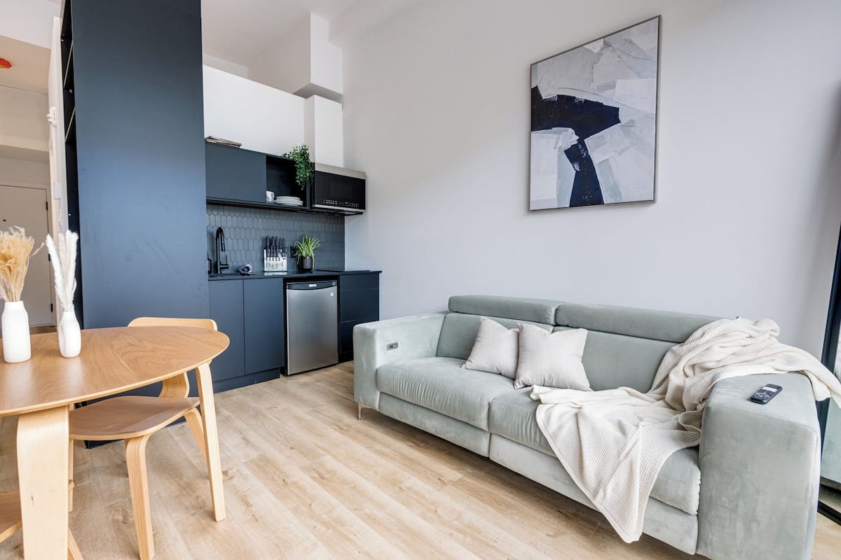 Apartamento Deluxe, Vista para a cidade | Sala de estar | Smart TV 