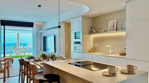 Apartamento exclusivo, 3 quartos, piscina particular, vista para o mar | Área de estar