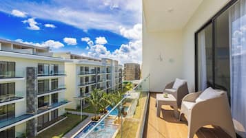 Apartamento Deluxe, vista para a piscina | Varanda