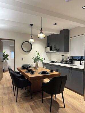 Moderno y Elegante · Departamento Superior · 2 Habitaciones | Cozinha privada | Um frigorífico/congelador grande, um micro-ondas, uma placa de cozinha 