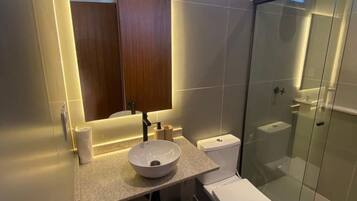 Apartamento | Casa de banho | Um polibã, toalhas fornecidas, papel higiénico