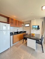 Apartamento família | Cozinha privada | Frigobar, fogão, talheres/pratos/utensílios de cozinha