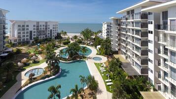 Apartamento luxo, sacada, vista para o mar | Roupas de cama premium, camas com colchões pillow-top