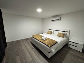 Chalé Deluxe, vista para o oceano | Secretária, secretária adequada para computadores portáteis