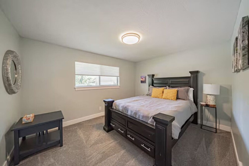 Gate City Guesthouse (Entire Triplex) Reviews, Deals & Photos 2026 - Stayz