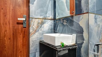 Quarto casal ou duplo clássico | Banheiro | Chuveiro, produtos de toalete grátis, chinelos, toalhas de banho