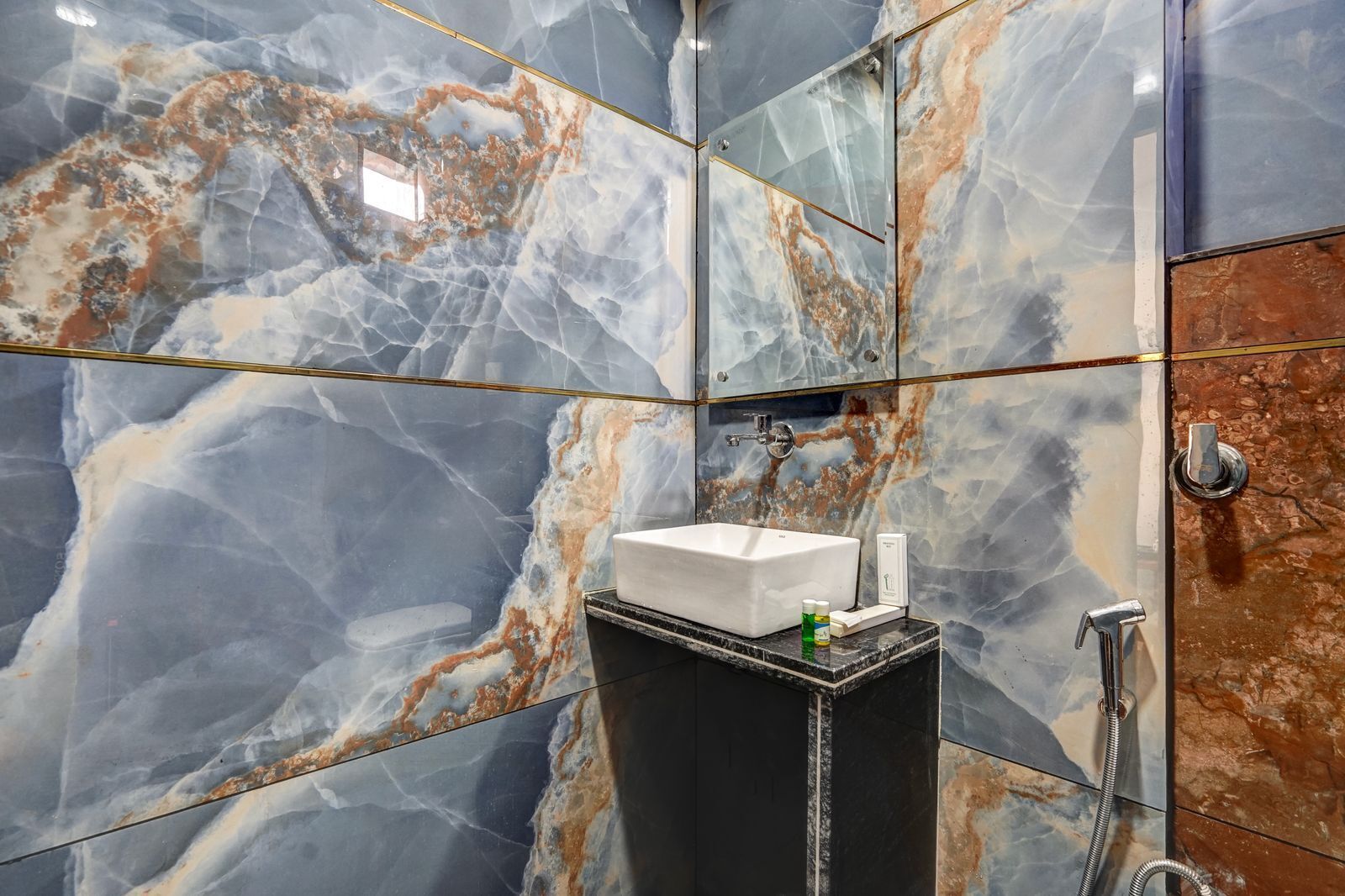 Quarto casal ou duplo clássico | Banheiro | Chuveiro, chinelos, toalhas de banho, sabonete