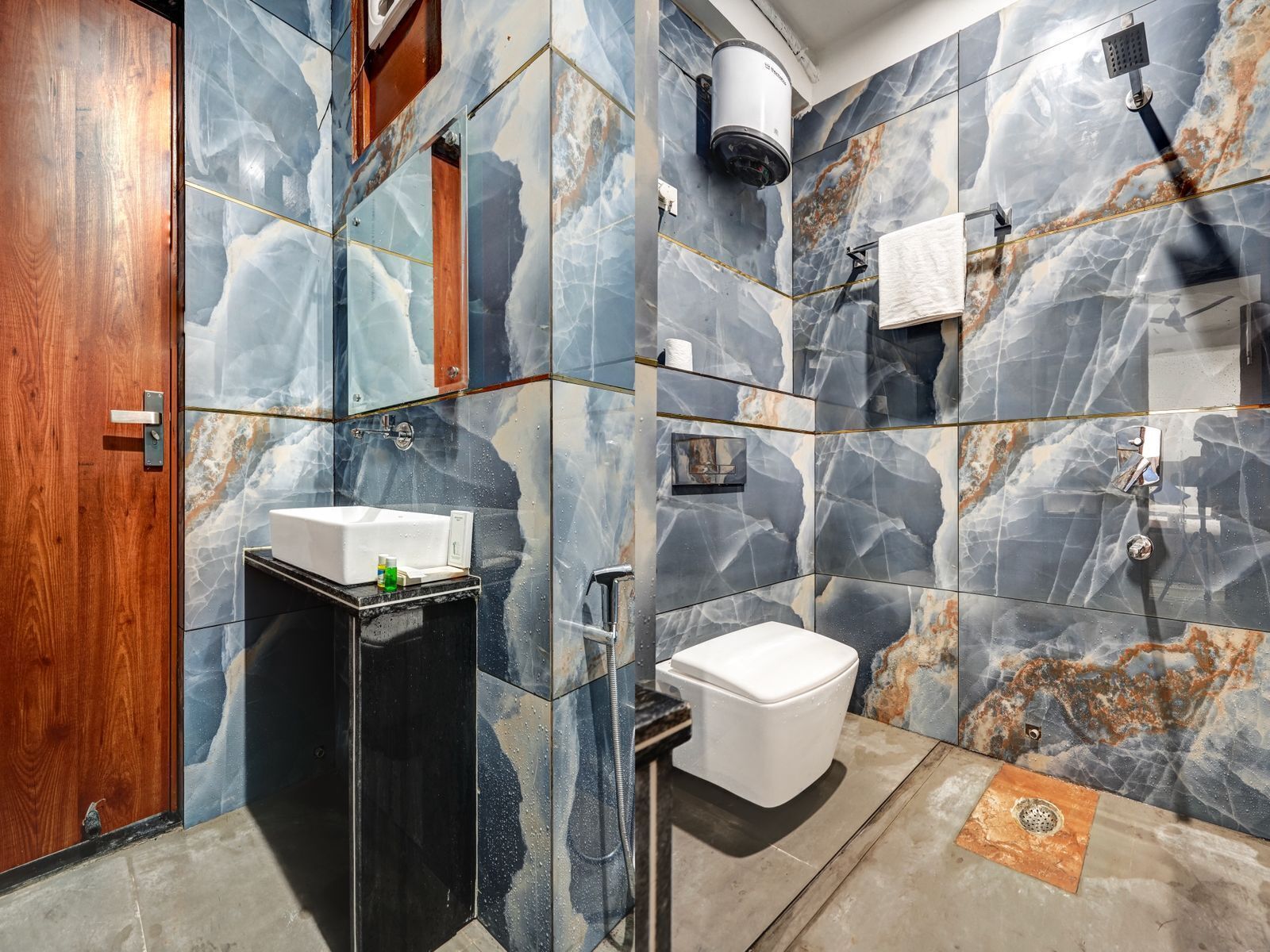 Chuveiro, chinelos, toalhas de banho, sabonete