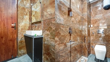 Quarto casal ou duplo clássico | Banheiro | Chuveiro, produtos de toalete grátis, chinelos, toalhas de banho