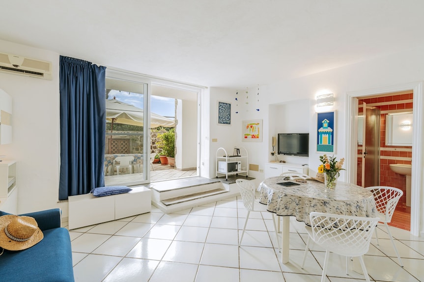 Gardenia Mare Apartments | 1br Seafront & Panoramic Beachfront Suite - Ischia Porto