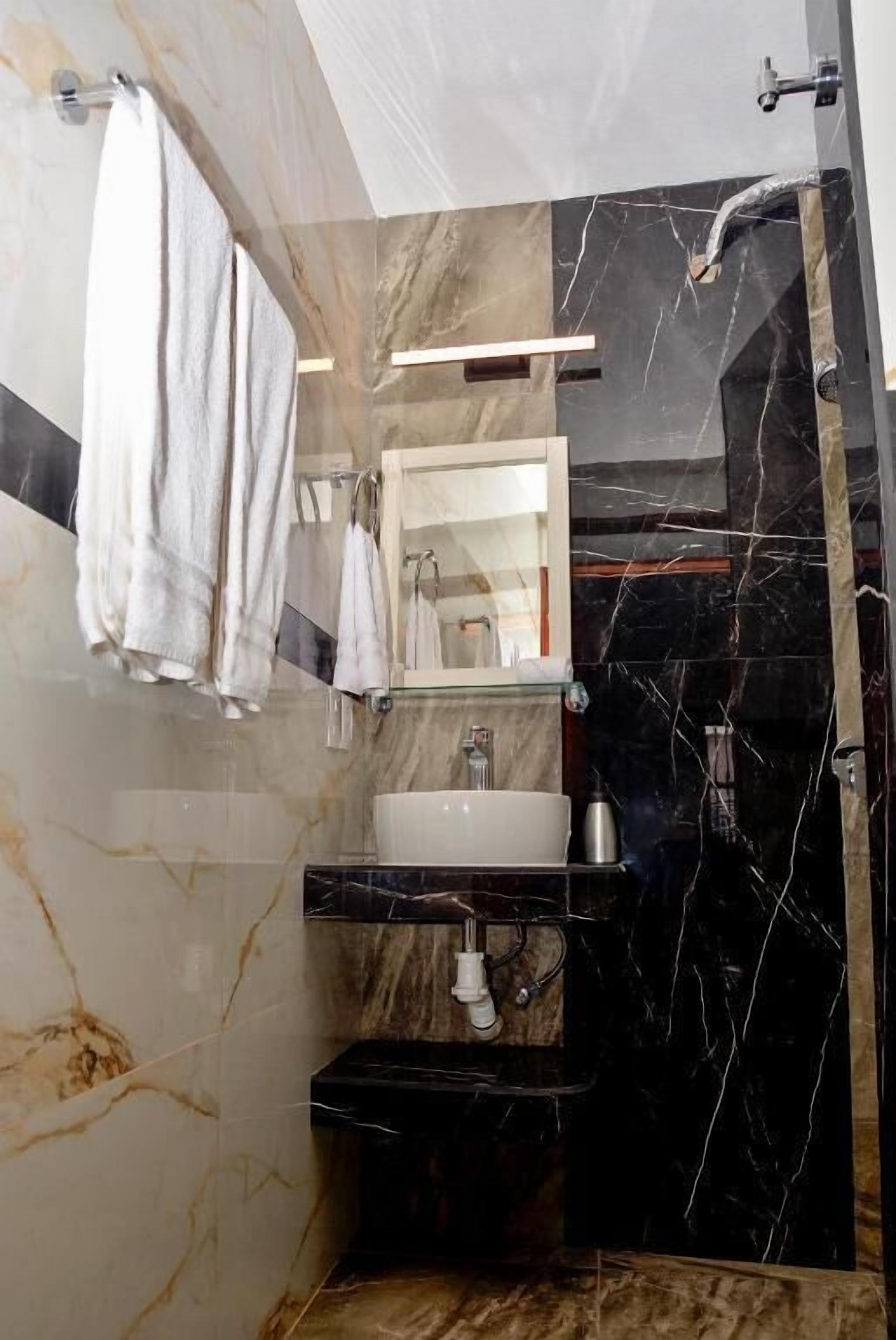 Quarto Duplo Deluxe | Casa de banho | Um polibã, toalhas fornecidas 