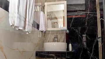Quarto Duplo Deluxe | Casa de banho | Um polibã, toalhas fornecidas